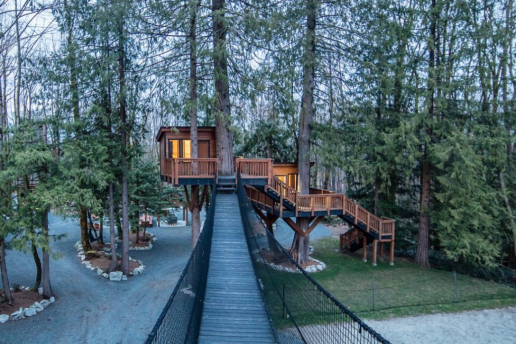 This Courtenay BC Treehouse Comes With Wifi & Power – Luxury Residence