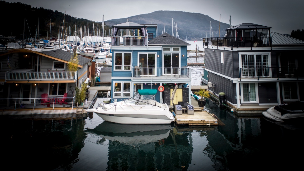 genoa bay luxury float home 2 – Luxury Residence